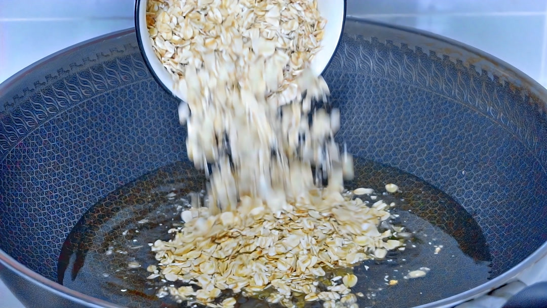 1碗麦片倒入滚烫的油锅中,出锅变美食,从没见过这种做法,真香