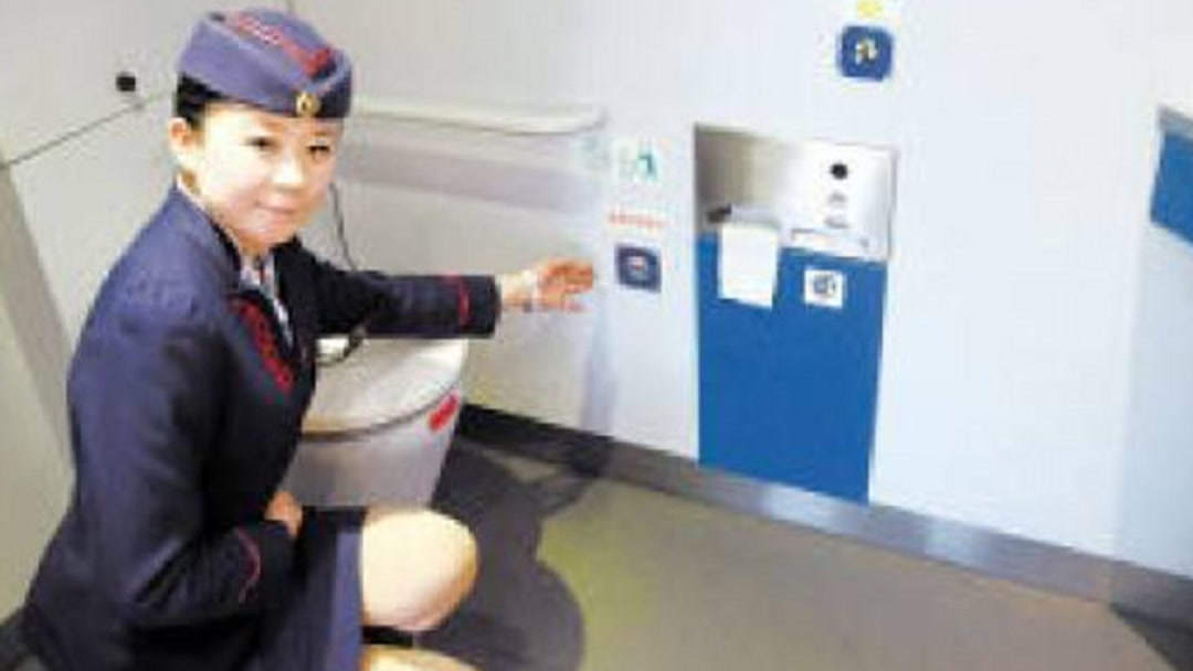 火车进站时,为何一定要锁住厕所门,而高铁却不会呢