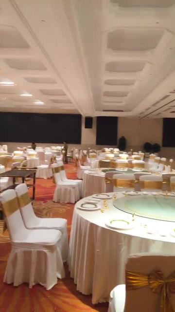 4300百平,长99米,宽44米的会议厅,52的大圆桌可容纳26-28个人,还有...