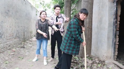 残疾母亲怕破坏儿子婚姻,在儿媳面前装不认识,儿媳做法感人