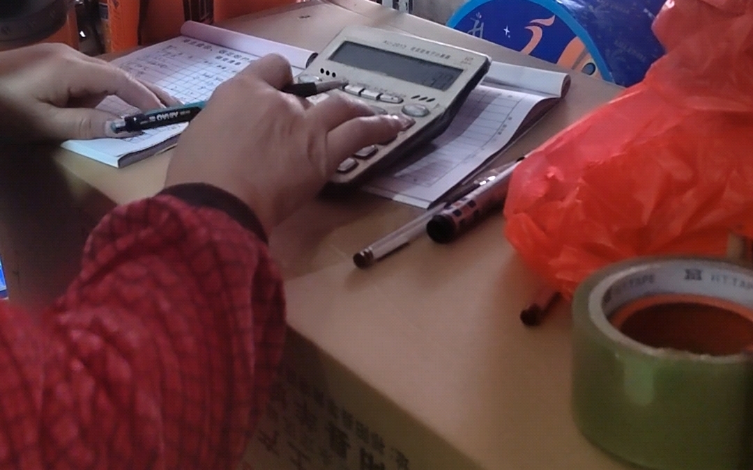 店老板使用荣仕宝AU-2013计算器算钱