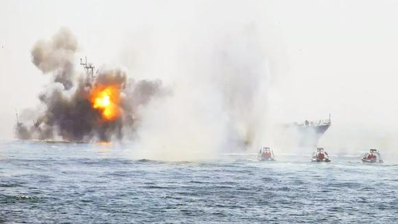 满载美国石油巨轮被炸后,美舰带弹抵达波斯湾,伊称全面战争到来