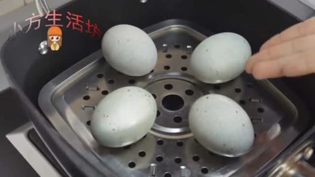 切皮蛋总是粘刀?40年老厨师教我2个小窍门,...