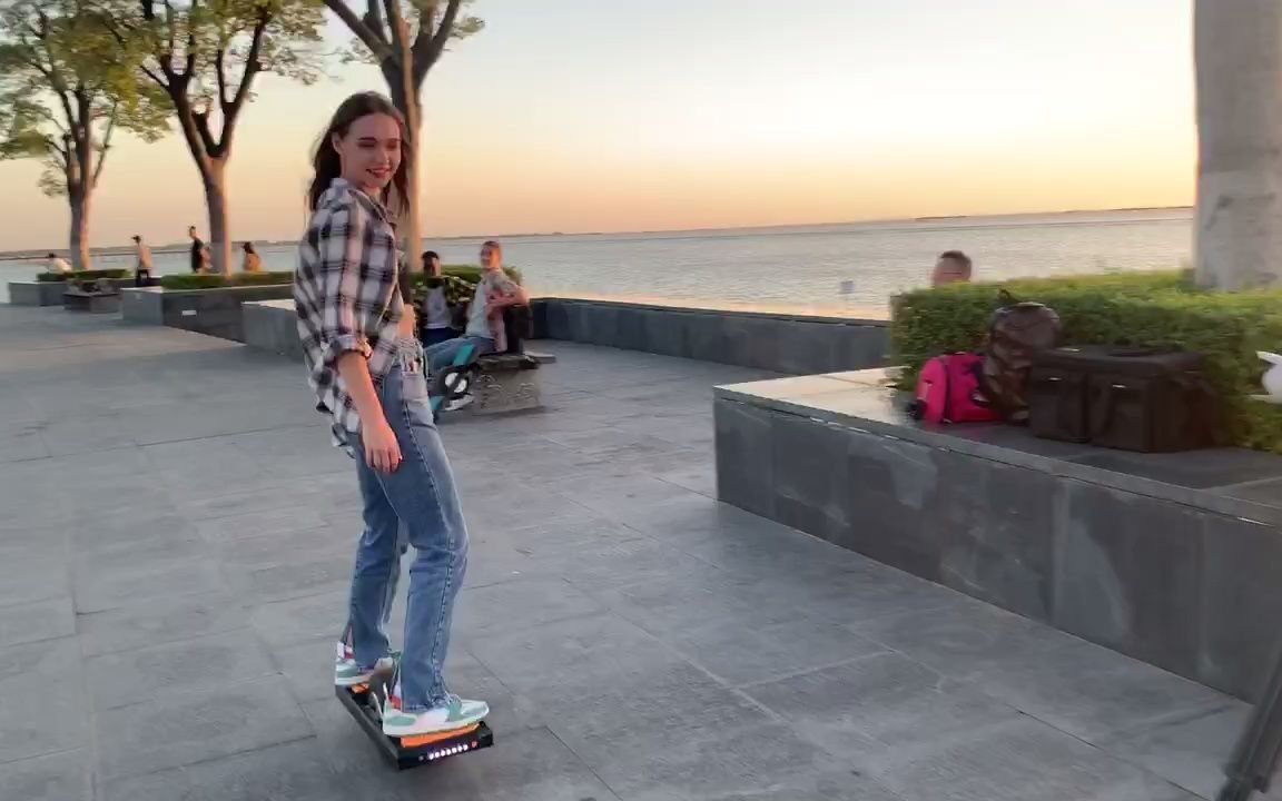 辣妹电动滑板出街一定是回头率百分百