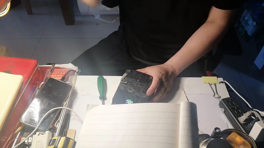 维修电动车充电器关注电压极性的标识