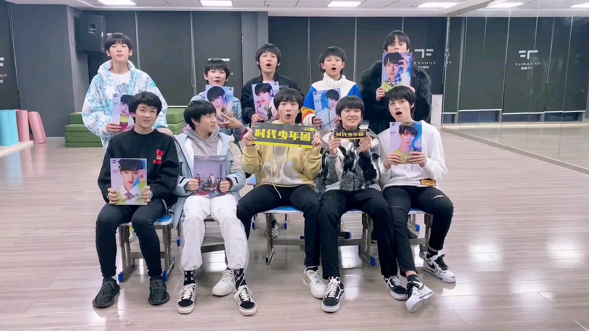 [TF家族]三代祝“师兄一周年演唱会加油!我们一起按时长大!”