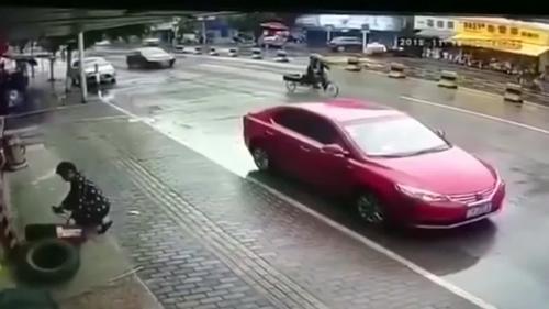 开车的时候一定要注意安全,要不然出现这一幕,怎么解释都解释不清楚