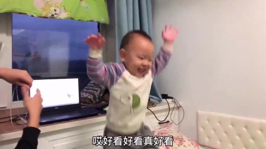 二宝听着儿歌跳着舞,还得自己操作电脑,一顿乱按乱跳好开心