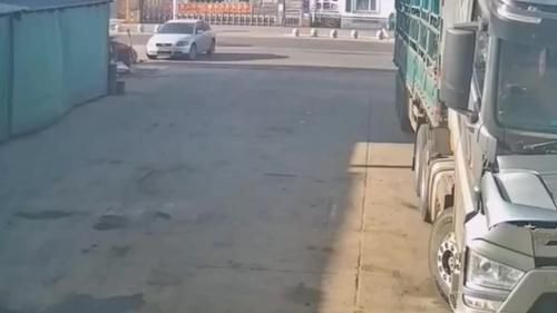 三轮车可能有自己的想法,怎么还直接自动启动了,车:你不上我就先走了啊