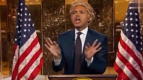 美国人模仿特朗普开记者招待会:全场爆笑!