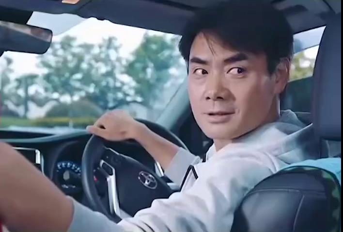 男子高速上倒车行驶原因竟是女友的一句话