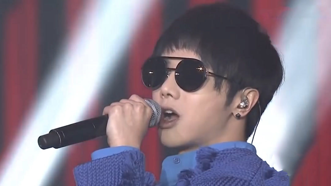 华晨宇炸裂演唱《我管你》,引发台下粉丝大合唱,现场秒变演唱会