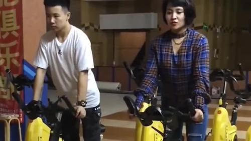 健身房里玩动感单车,看你们这个劲头,真是动力十足