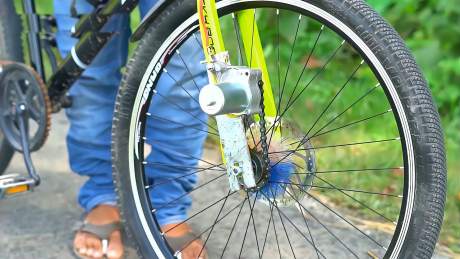 一种自行车改造电动车的简单方法,这个创意不错