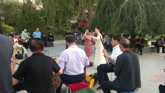 农村里来表演的传统文化,大家都被吸引了,百看不厌。