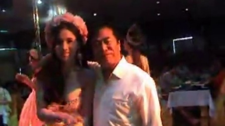 跨国之旅—帕塔雅乘船观看人妖表演并与其互动