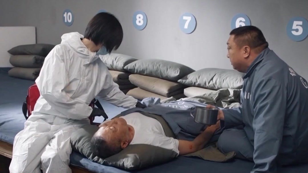 《极速救援》被叮咬的犯人惨遭隔离 看着人就要不行了