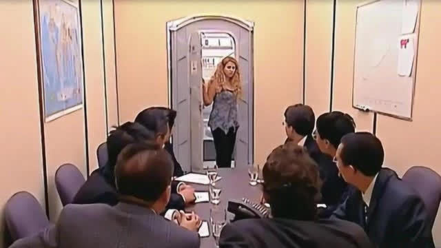 国外爆笑恶搞:推开厕所门竟误入会议室,路人:穿越了?