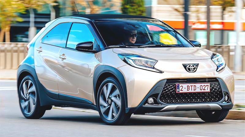 2023款,丰田引入微型车!新车售价4万,油耗3.9L按一下车顶变敞