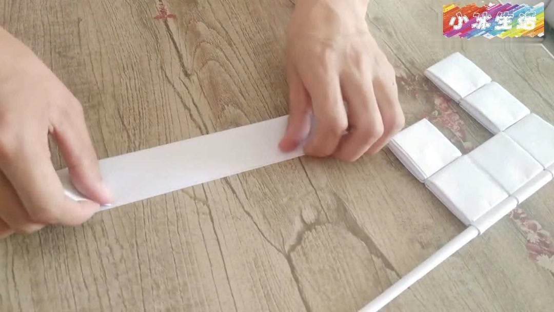 小时候都玩的折纸,把盒子折成手枪,比游戏好玩多了!