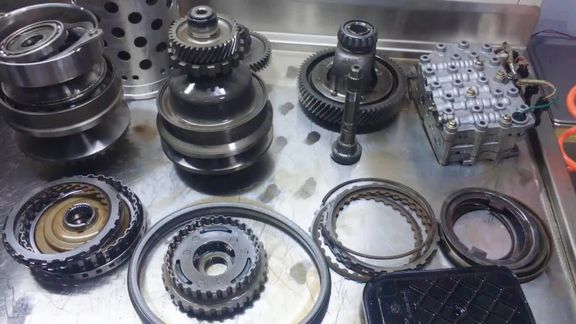 ...变速箱解体等待维修,故障原因是主缸平面轴承钢珠脱落是造成异响,你...