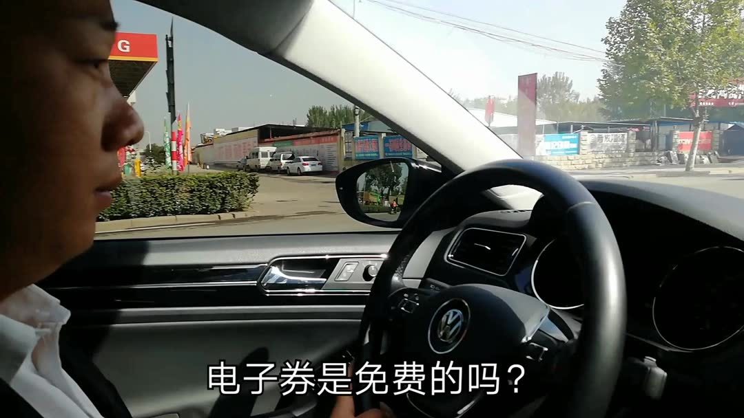 开着大众速腾,和两个美女小姐姐一起发传单,是种什么样的体验?