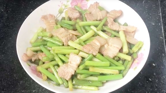 蒜台炒肉的家常做法,简单的几步,炒出美味佳肴