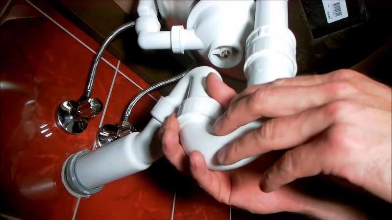 安装水暖并不那么难 看看师傅怎么装厨房冷热水角阀及排水管