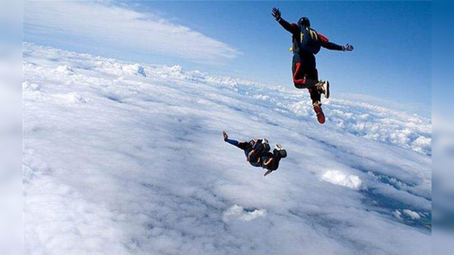 外国男子高空跳伞失误,半空被撞破降落伞,镜头记录堕落过程!