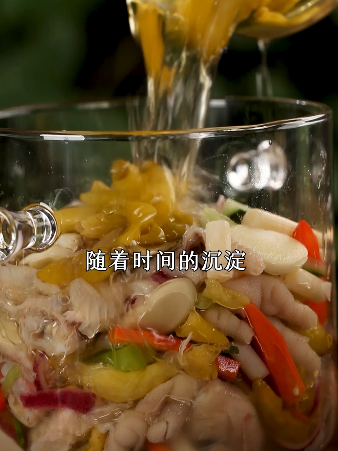 ...弹的无骨藕尖凤爪,加入脆嫩的藕带,这滋味不摆了~#无骨鸡爪#好吃到爆