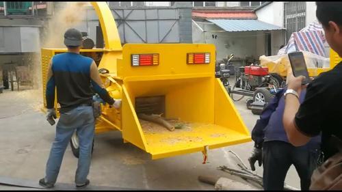 国人自制木材粉碎机竟连这么粗的木头都能粉碎,中国制造就是牛