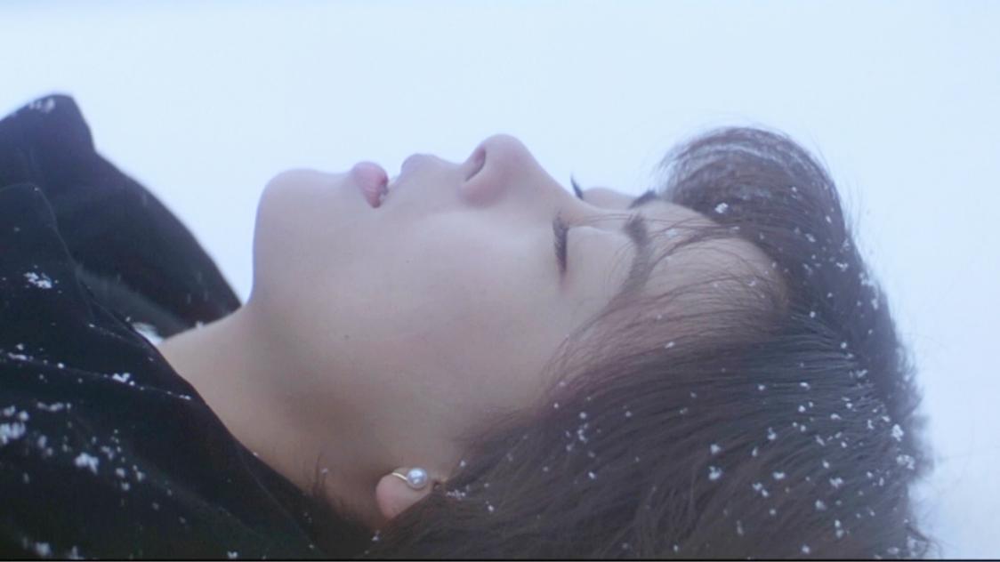 女孩发现一个长得和自己一模一样的人,她们还被同一个男孩喜欢着