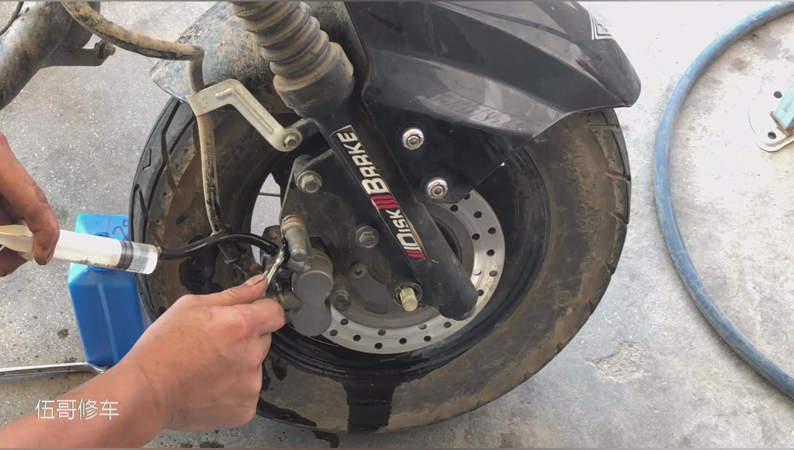 摩托车修理,碟刹车加油排空气技巧你知道吗?教你一招简单又实用