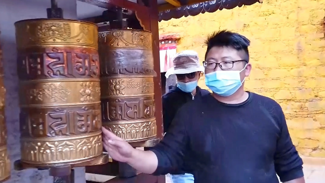 拉萨大昭寺商业街有多繁华 临沂小夫妻带着大家看一看
