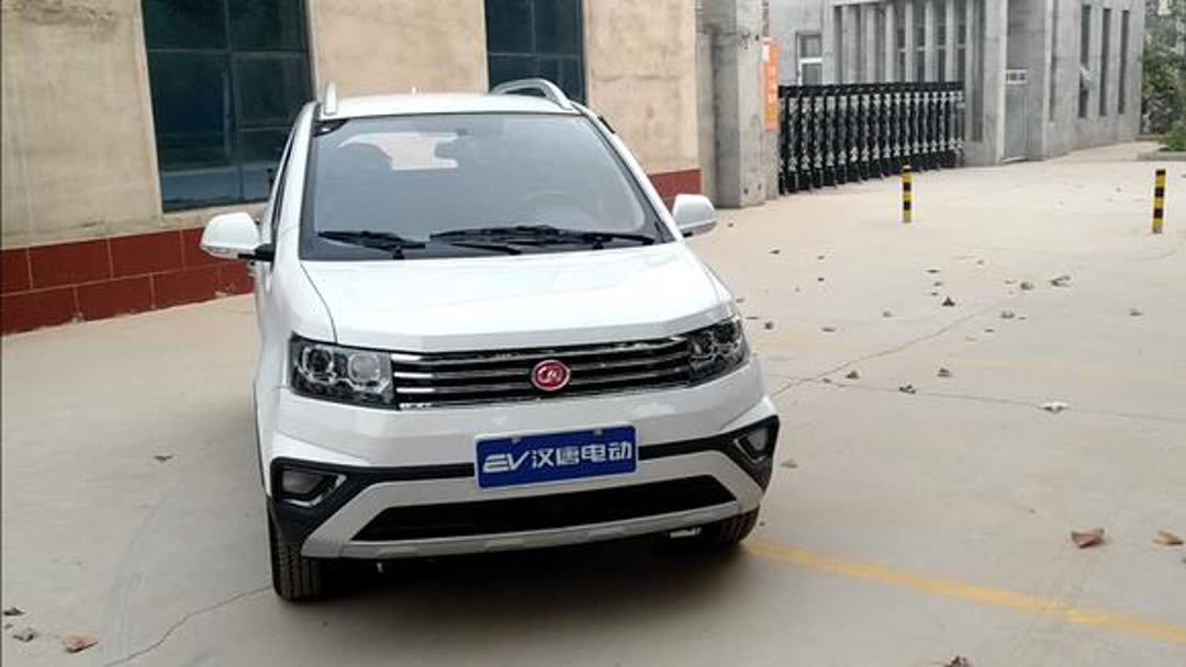 看到这一款电动四轮车好漂亮,五门五座,可以跑62码,是油电两用