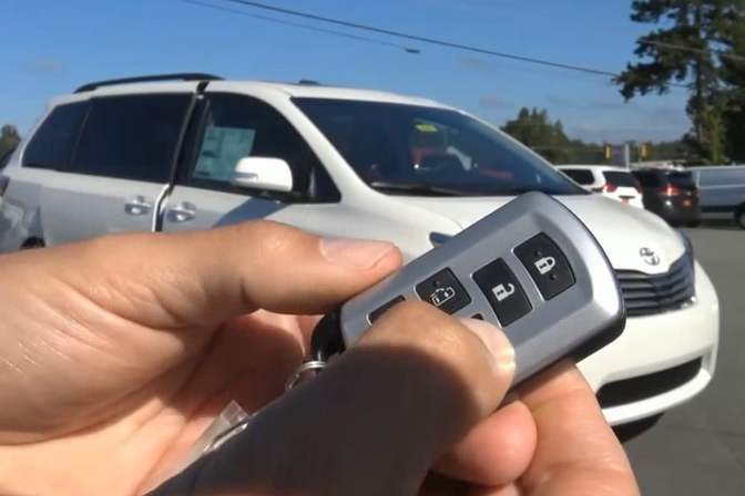 丰田这辆商务车价格只有埃尔法一半,按下钥匙才明白它多高级