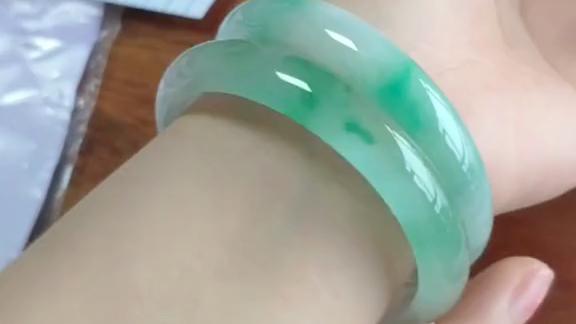 很多朋友不懂如何分辨翡翠真假,这样一说大家应该都明白了 #翡翠手镯...