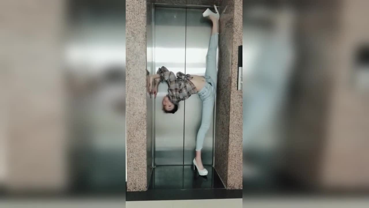 电梯门要是这时候打开,姑娘一定很尴尬!