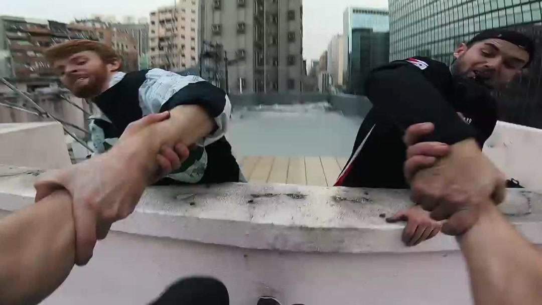 极限达人秀:和朋友手拉手一起跑酷