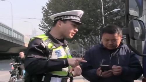 司机违法停车被罚款,交警看到他的被子,决定免除处罚