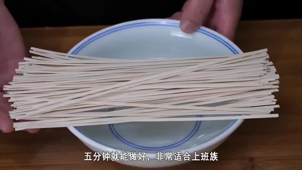 煮面条最忌水开下锅，面馆老师傅教我诀窍，2步煮出爽滑又筋道！