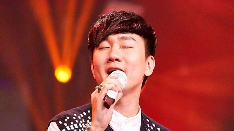 神级翻唱现场!林俊杰翻唱《雪落下的声音》太惊艳了,不输原唱!