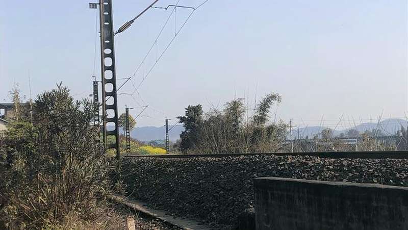 5612次列车石燕桥至隆昌区间快速压弯通过