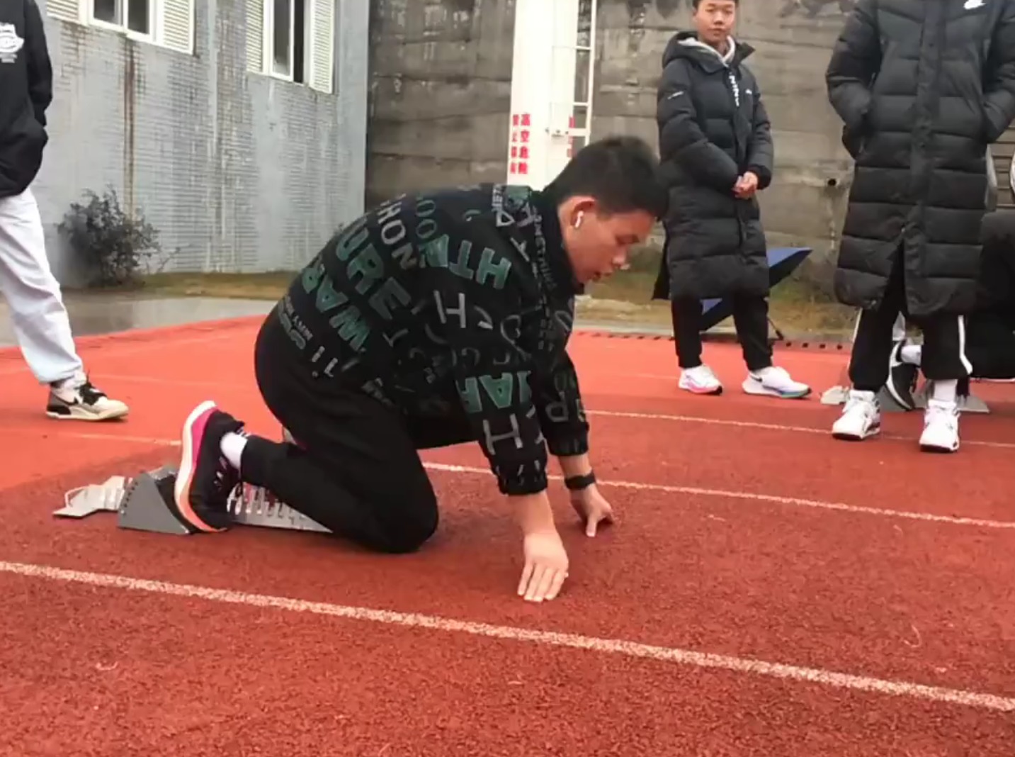 小伙助跑却遭意外,起跑器:居然还能把我蹬飞