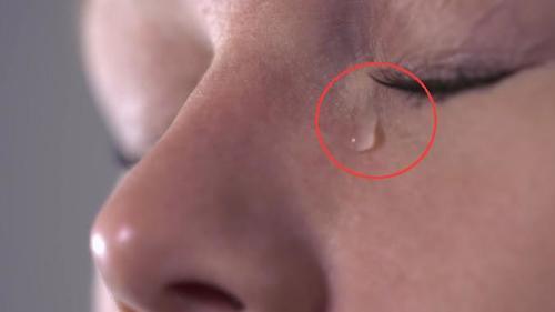 把眼泪放在显微镜下观察,没想到眼泪这么美!不敢相信自己的眼睛