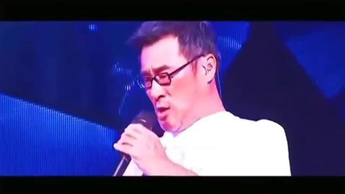 台上李宗盛深情演唱,台下林忆莲含泪听完