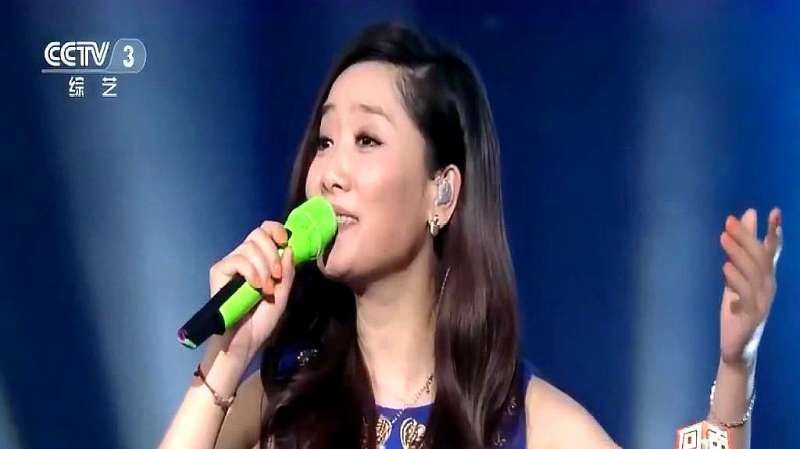 凤凰传奇演唱《荷塘月色》,歌声唯美,饱含情深歌美极了!