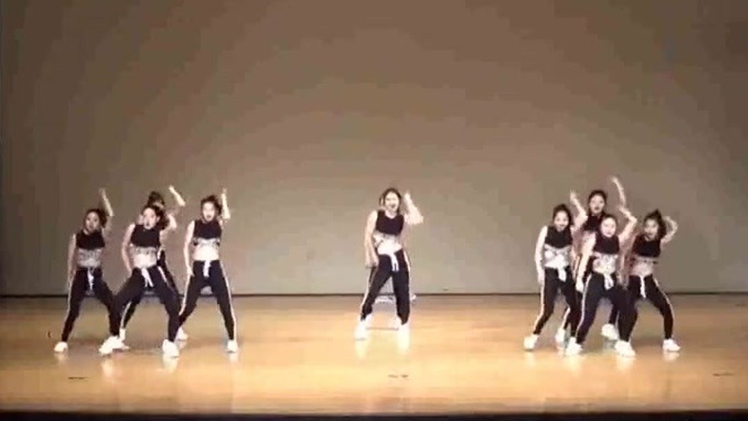 校园现代舞群舞 高中校园晚会舞