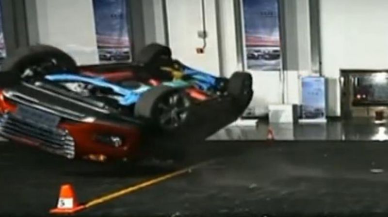 国内最严汽车翻滚测试首次公开 “滚”完汽车啥样?