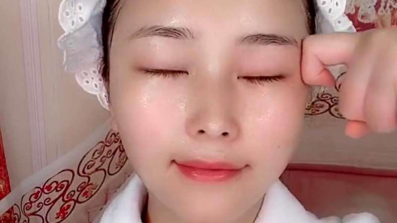 美容:一个动作去除肿眼泡,希望对你有帮助!